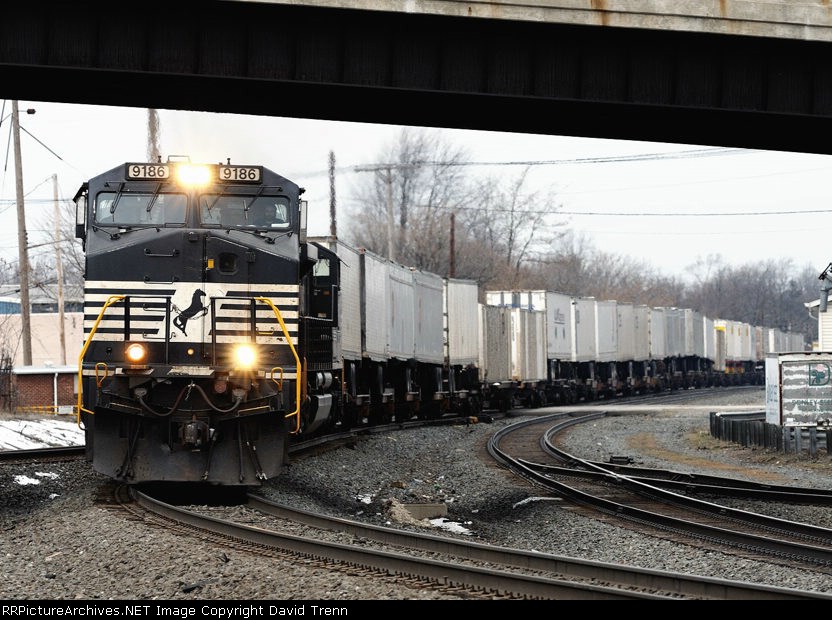 A Eastbound NS Intermodal train is lead by NS 9186